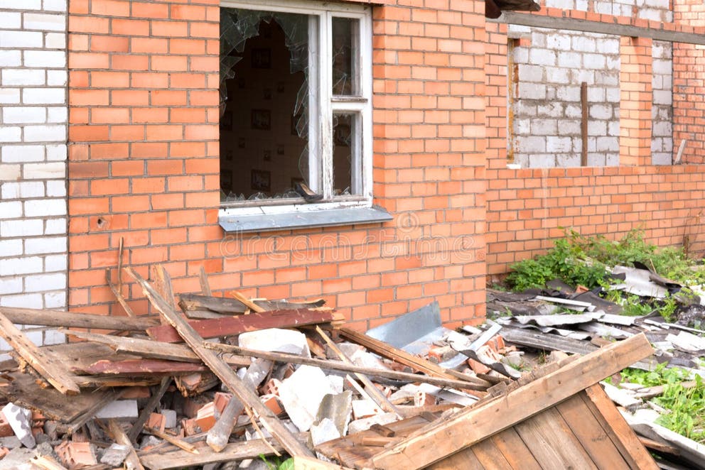 Hus efter explosionen fotografering för bildbyråer. Bild av fara - 98596201