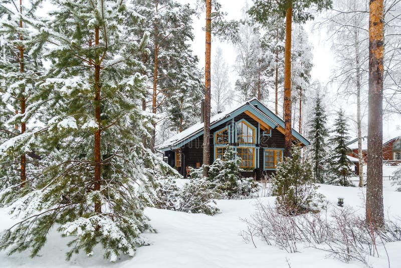 Hus i vinterskogen arkivfoto. Bild av afton, glöda, arkitektur - 82365472
