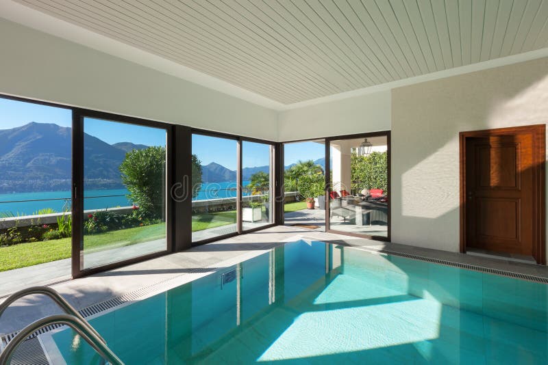 Hus inomhus simbassäng fotografering för bildbyråer. Bild av bygger ...