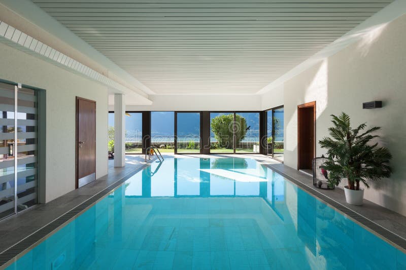 Hus inomhus simbassäng fotografering för bildbyråer. Bild av bygger ...
