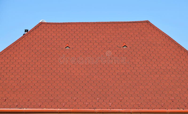 Hustak arkivfoto. Bild av tegel, bunt, himmel, vägg, sikt - 55170114