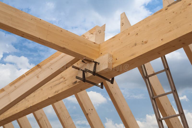 Hustak under konstruktion arkivfoto. Bild av bygger, industri - 48775156