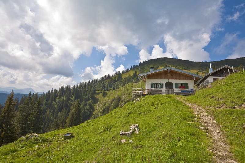 Hut in Beierse alpen stock foto. Image of tafereel, groen - 15707656