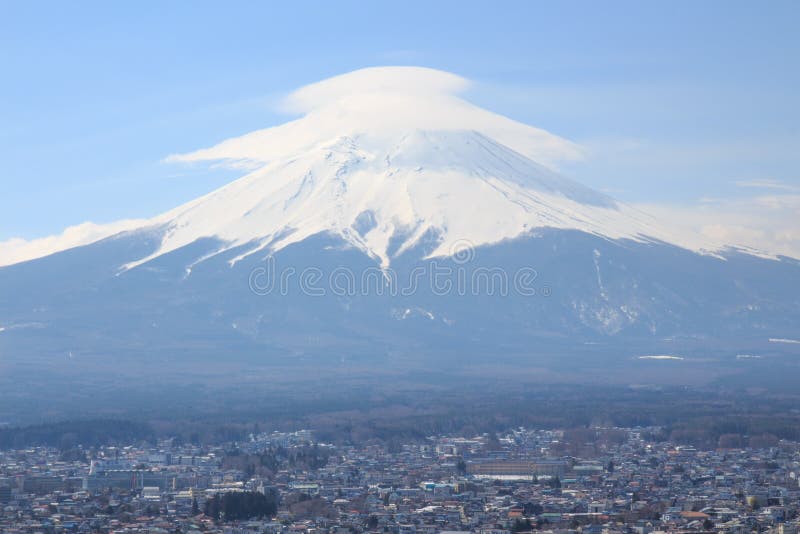 Irisierende Wolken stockbild. Bild von himmel, regenbogen - 62477185