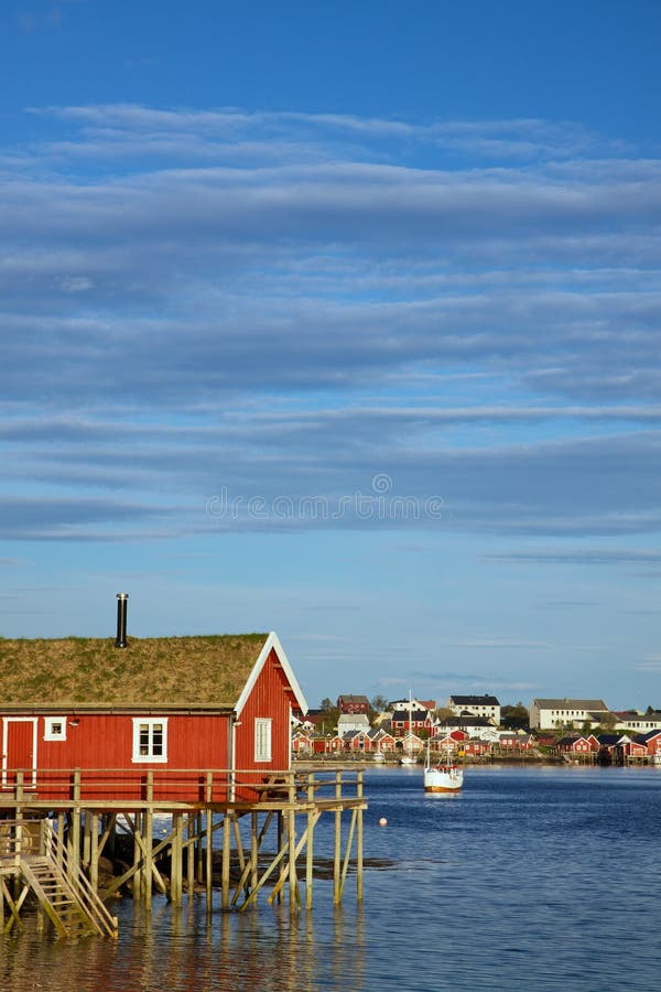 Hutte de Rorbu sur Lofoten image stock. Image du norvège - 25889169