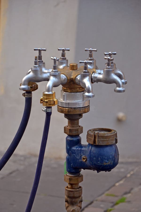 Hydrant met water-kranen stock foto. Image of gebeurtenis - 36695568