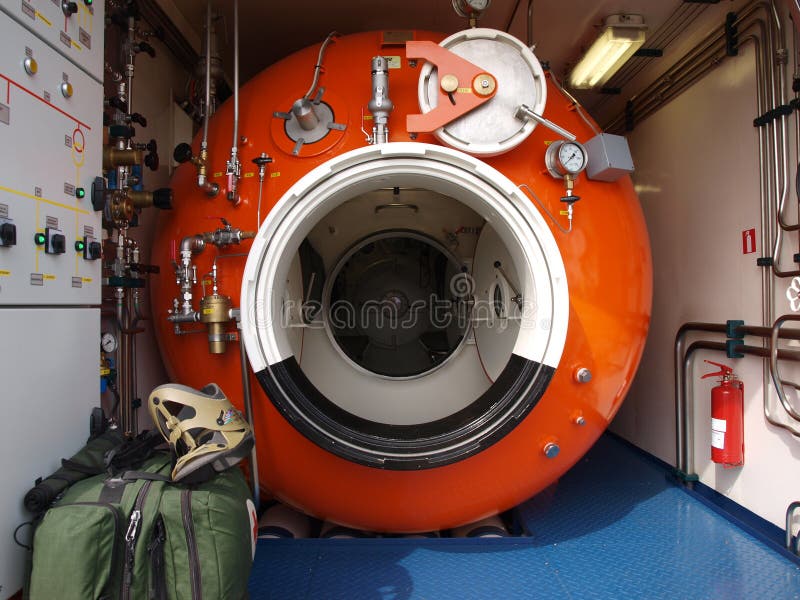 Een Hyperbaric Kamer Met Een Mens Die Binnen Liggen Behandeling in Een ...