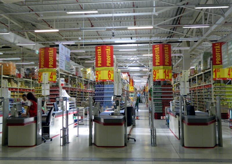 Hypermarché d'Auchan photo éditorial. Image du espèces - 41217816