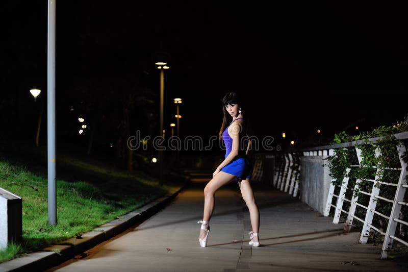 En Sexig Asiatisk Flicka Som Spelar Tennis Arkivfoto Bild Av Flicka