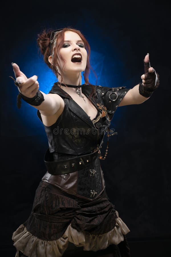 Den Härliga Rödhårig Mancosplayerflickan Som Bär Enstil Steampunkdräkt