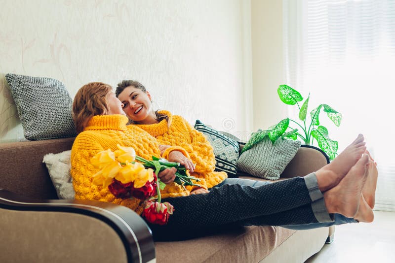 Hög Moder Och Hennes Vuxen Dotter Som Sitter På Soffan Och Hemma