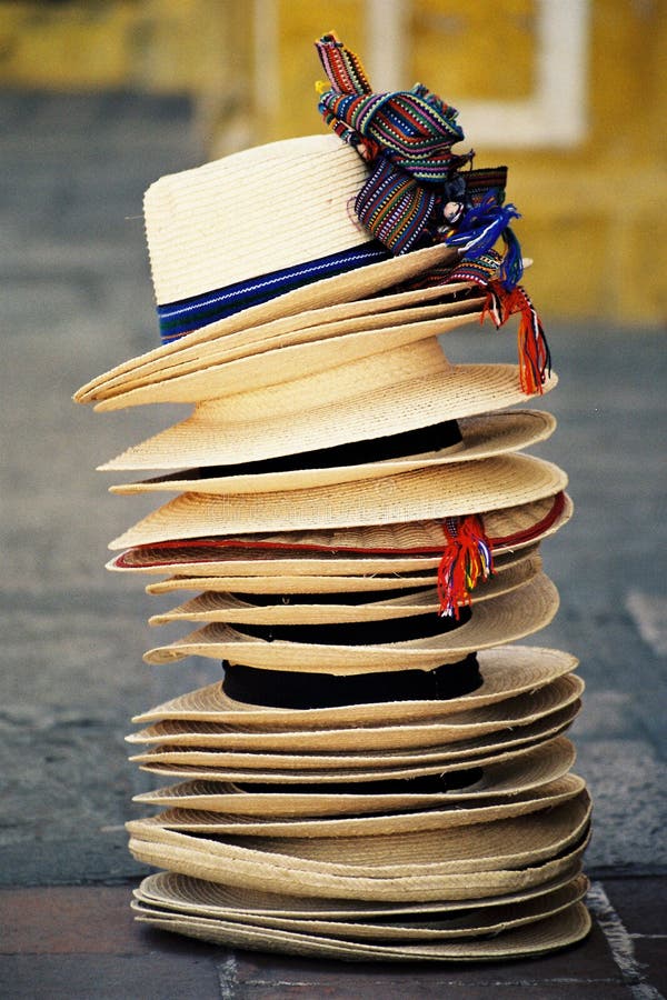 I cappelli immagine stock. Immagine di giallo, paglia - 73367203