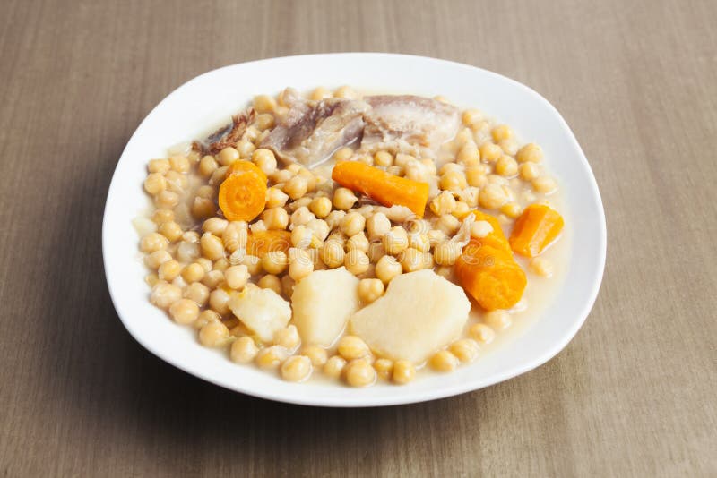 I Ceci Stufano, Piatto Spagnolo Tipico Da Madrid Immagine Stock ...
