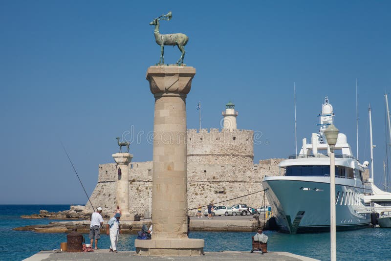 Colonne Con Le Statue Dei Cervi Nel Porto Di Mandraki Della Città Di ...