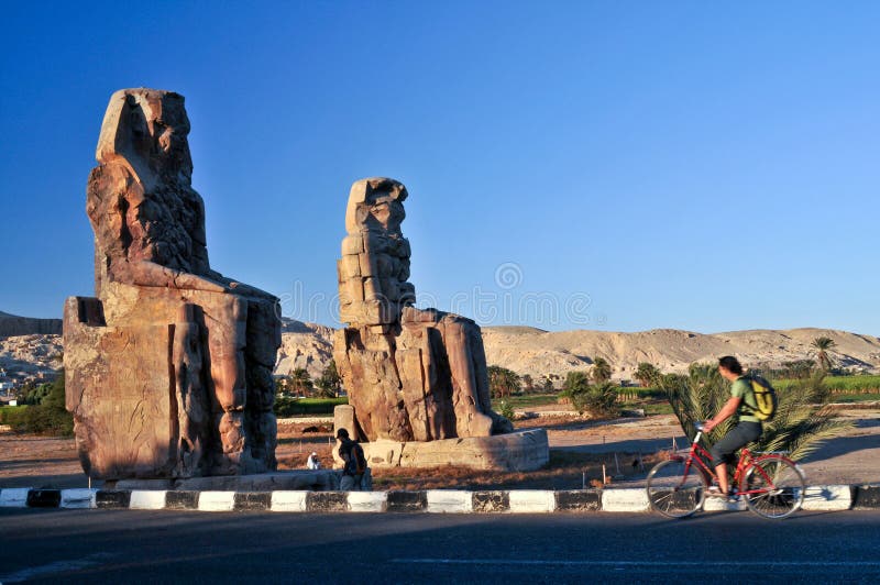 I Colossi di Memnon immagine stock. Immagine di bicicletta - 13252695