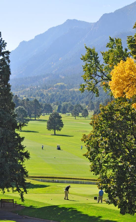 I Golfisti Si Preparano Alla Partenza Ai Piedi Del Cheyenne Mountain ...