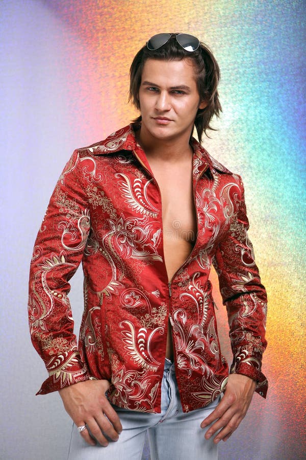 I Giovani Si Sono Vestiti in Camicia Rossa E Jeans Immagine Stock ...