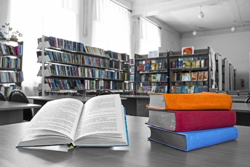 I libri nella biblioteca fotografia stock. Immagine di antico - 70526040