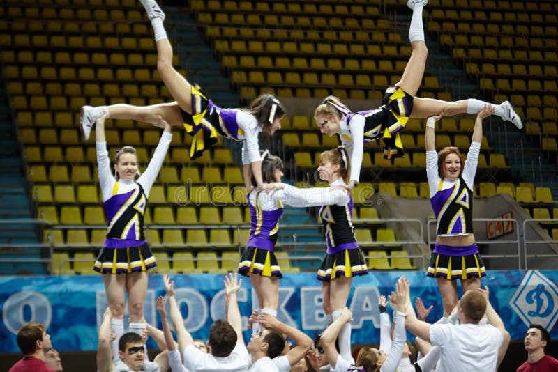 I Ragazzi E Le Ragazze Eseguono L'acrobazia Fotografia Stock Editoriale ...