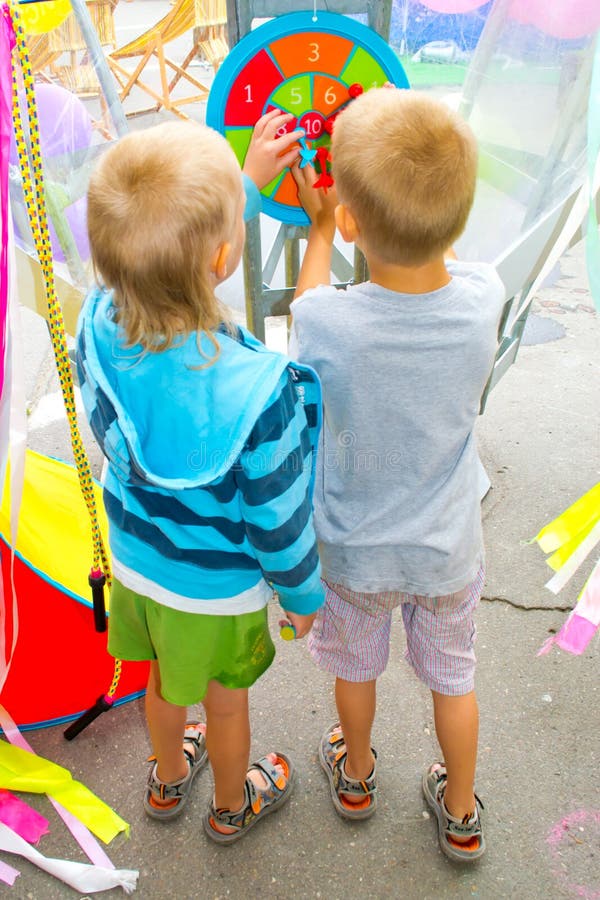 Due Ragazzi Che Giocano Con Un Giocattolo Del Bambino Della Trottola ... Due Ragazzi Che Giocano Con Un Giocattolo Del Bambino Della Trottola ...