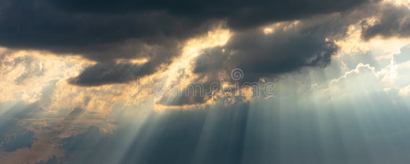 I Raggi Solari Nel Cielo Con I Fulmini Drammatici Immagine Stock ...