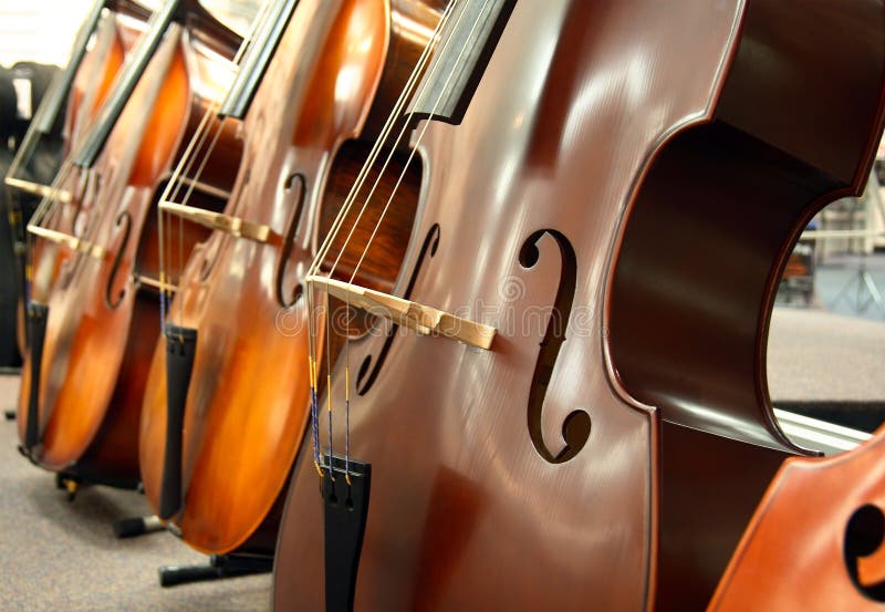 I violoncelli fotografia stock. Immagine di alloggiamento - 2252382
