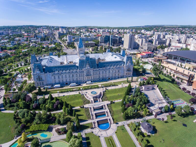 Iasi, Rumania, Julio De 2017: Centro De Ciudad De La Alameda Y De Iasi ...