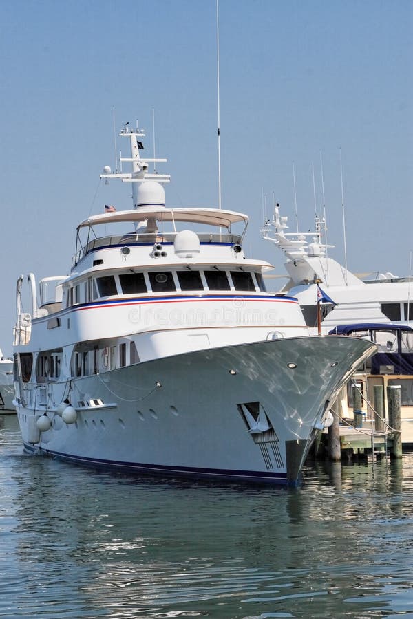 Iate mega foto de stock. Imagem de cruzar, férias, luxo - 5780640