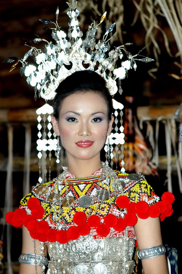 Ibans 编辑类照片. 图片 包括有 沙捞越, 聚会所, 服装, 自治市镇, 文化, 马来西亚, 人们 - 26882861