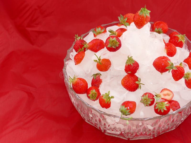 Ice bowl and strawberries stock image. Image of strawberries - 98197457