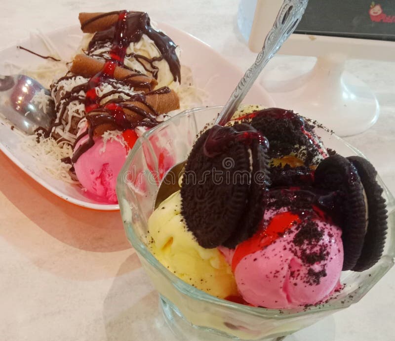Ice Cream with Oreo Topping Stock Photo - Image of yellow, cream: 303348146