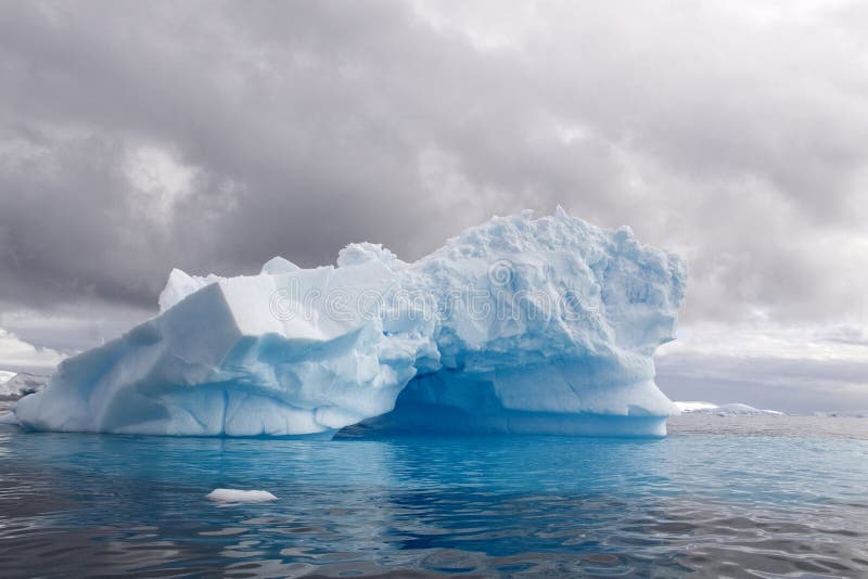 Iceberg imagen de archivo. Imagen de iceberg, belleza - 31669621