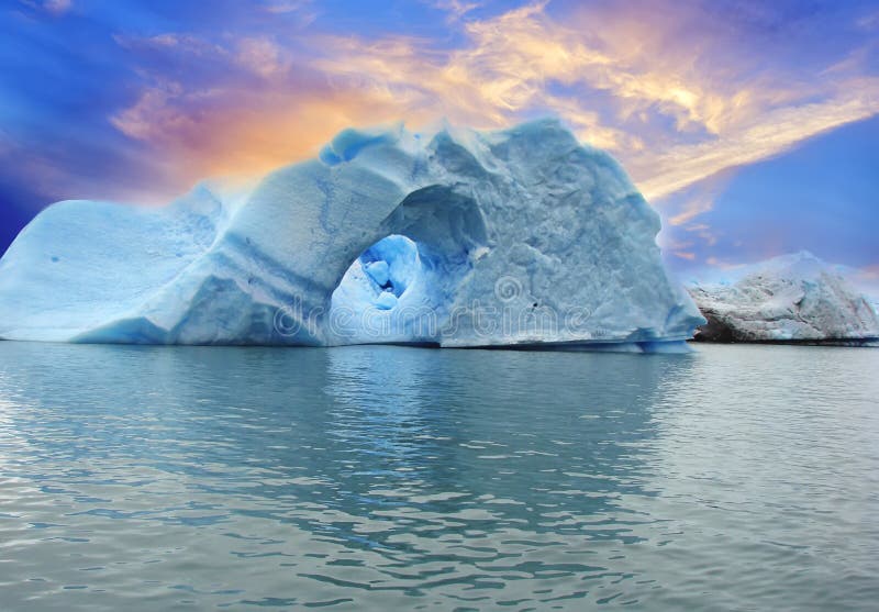 Iceberg Da Geleira De Spegazzini Imagem de Stock - Imagem de nave, gelo ...