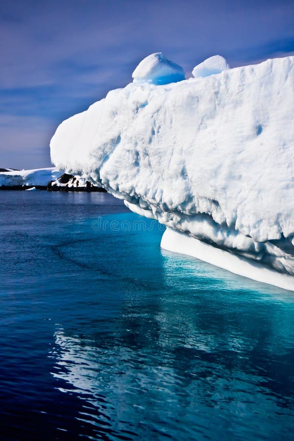 Iceberg Enorme Em Continente Antárctico Foto de Stock - Imagem de ...