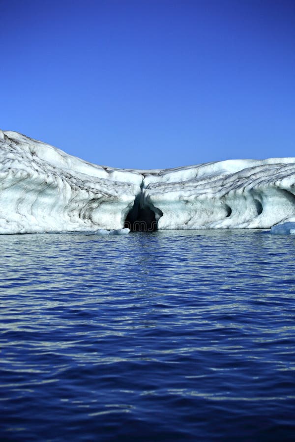 Iceberg Mergulhado Com Lava Foto de Stock - Imagem de paisagem, bloco ...