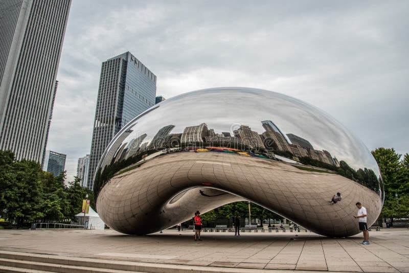 Iconic Millennium Egg and the Chicago Skyline Editorial Stock Image ...