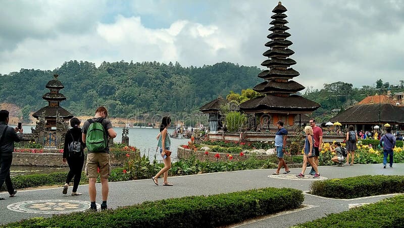 Iconic temple in Bali editorial photography. Image of bali - 289330937