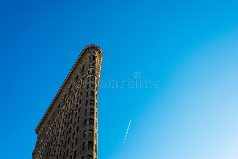 Iconic Triangle Flatiron Building in New York and Blue Skies Editorial ...