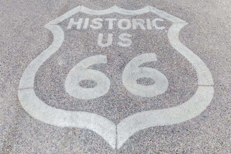 Iconic White Historic Route 66 Badge Painted on the Asphalt Foto de ...