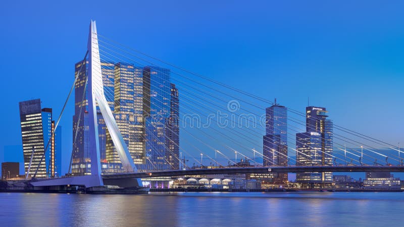Iconische Erasmusbrug Bij Schemering in Rotterdam, Nederland ...