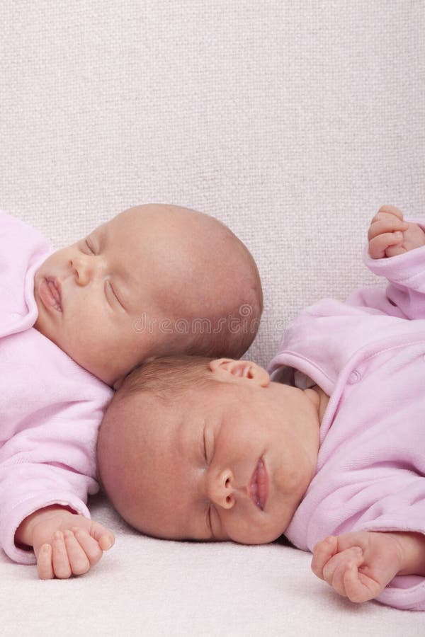 Vader Van Identieke Tweeling Stock Foto - Image of leven, stellen: 70648556