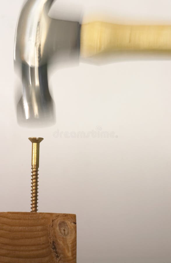 Idiot Hammert Eine Schraube Stockfoto - Bild von unschärfe ...