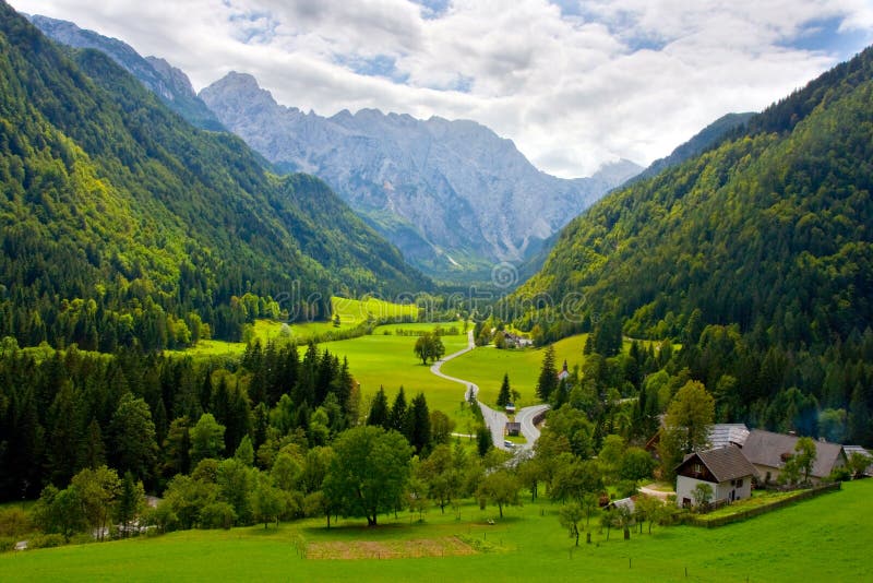 Idyllisches Alpental stockbild. Bild von schön, cape - 20915495