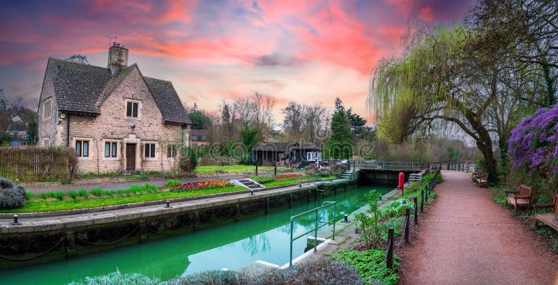 Iffley Lock on the River Thames Path at Sunseth in the Spring Season ...