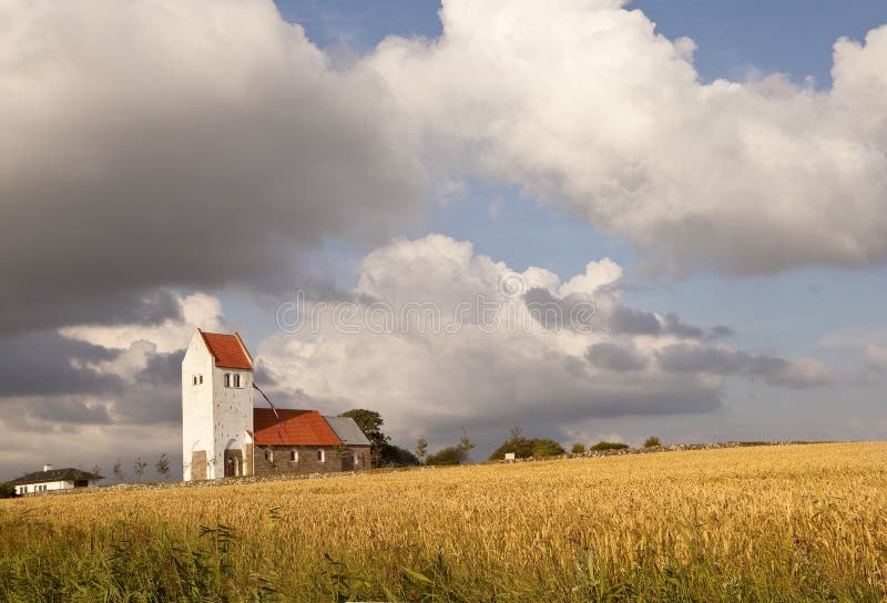 Iglesia danesa tradicional foto de archivo. Imagen de torre - 65232434