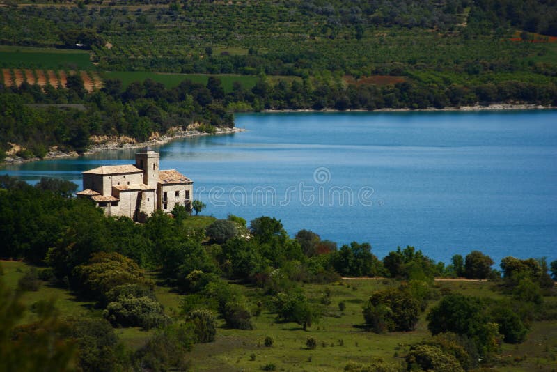 Iglesia De Los Mipanas, Pyrenees Imagen de archivo - Imagen de alza ...