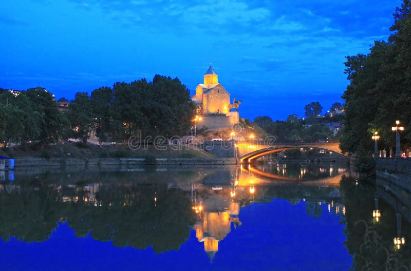 Iglesia De Metexi, Tbilisi, Georgia Imagen de archivo - Imagen de rosa ...