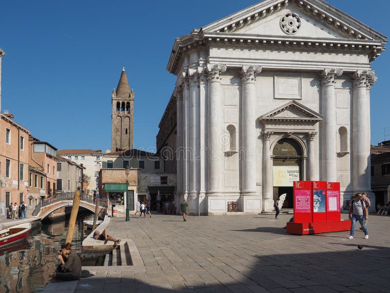 Iglesia De Chiesa Di San Barnaba En Venecia, Italia Foto editorial ...