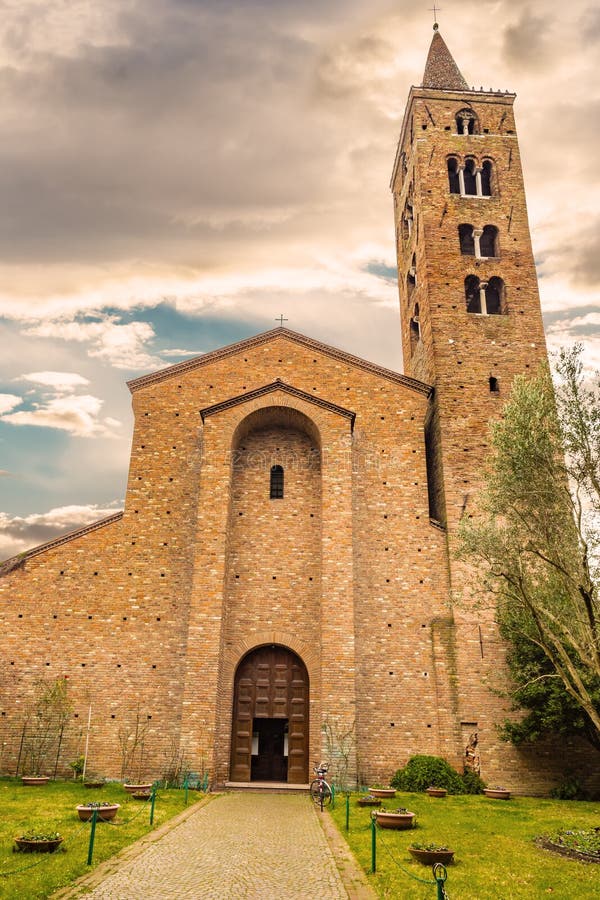 Iglesia del siglo V imagen de archivo. Imagen de pared - 87354261