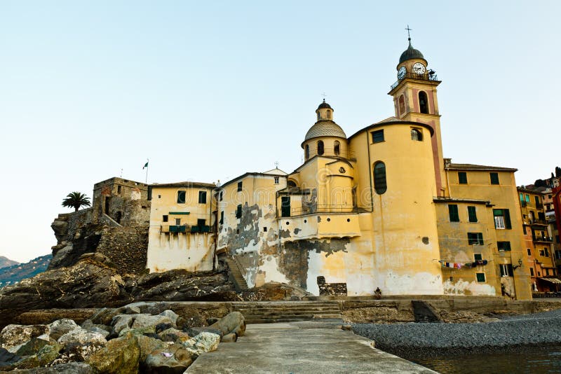La Aldea Hermosa De Camogli, Cerca De Génova, Italia Imagen de archivo ...